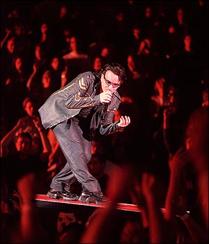 U2gigs.com photos » Elevation Tour » 2001-06-05 - Boston