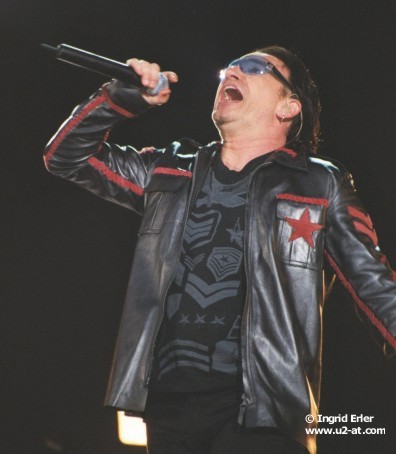 U2gigs.com photos » Elevation Tour » 2001-08-25 Slane (pictures by ...