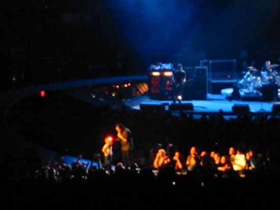 U2gigs.com photos » Vertigo Tour » 2005-04-21 - Denver