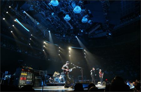 U2gigs.com photos » Vertigo Tour » 2005-04-24 - Seattle