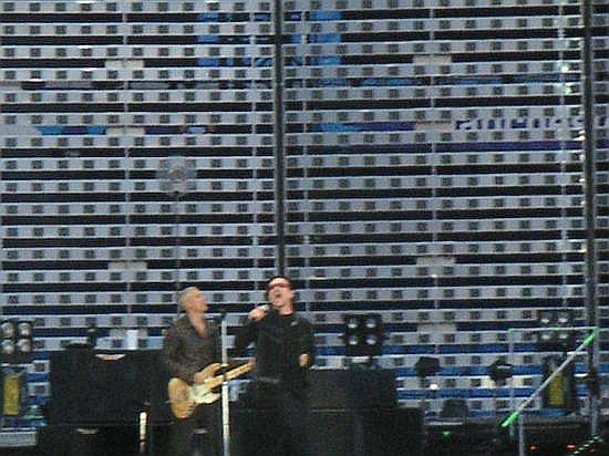 U2gigs.com photos » Vertigo Tour » 2005-06-10 - Brussels