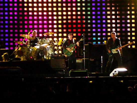 U2gigs.com photos » Vertigo Tour » 2005-07-09 - Paris