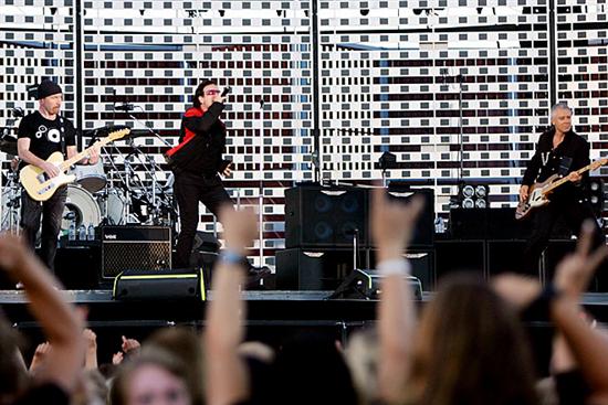 U2gigs.com photos » Vertigo Tour » 2005-07-27 - Oslo