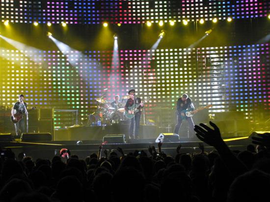 U2gigs.com photos » Vertigo Tour » 2005-08-07 - Barcelona