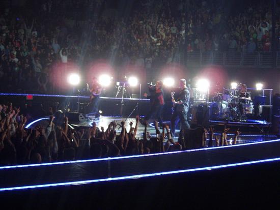 U2gigs.com photos » Vertigo Tour » 2005-12-15 - Omaha